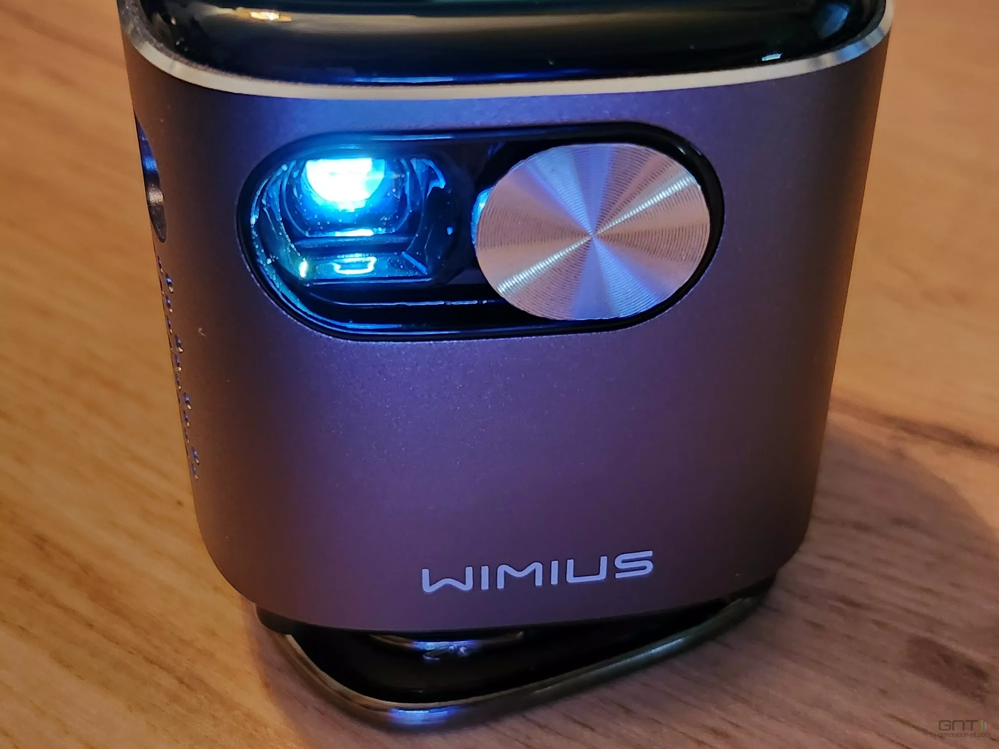 Test WiMiUS Q2, le mini-projecteur qui tient dans la main