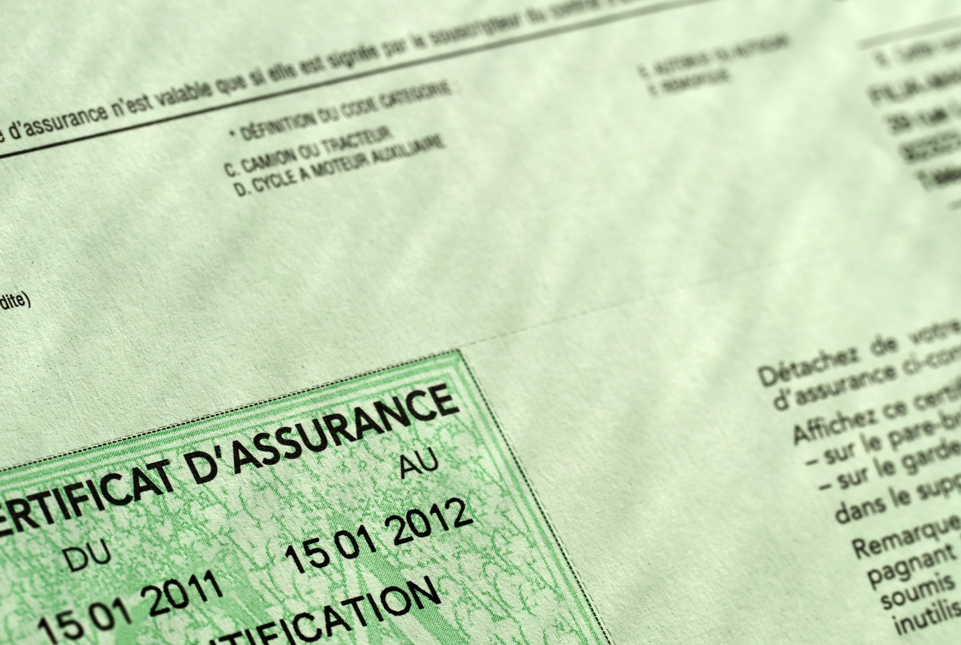 Assurance auto : la vignette verte accolée au pare-brise sera bientôt ...