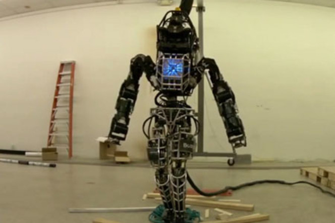Atlas : le robot de la Darpa trébuche en vidéo