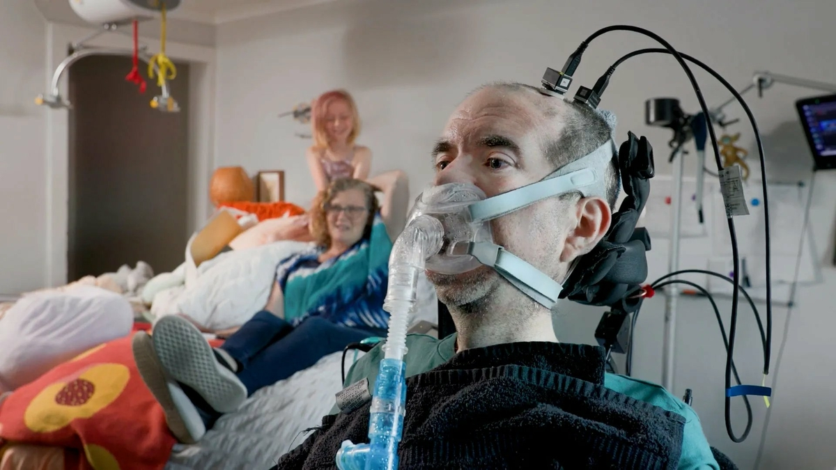 Un implant cérébral lui rend la parole et un travail à plein temps