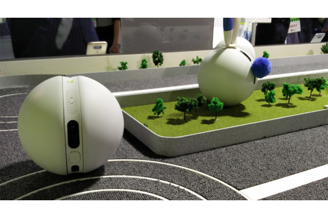MWC 2016 : LG présente le Rolling Bot, un robot sphérique pilotable à ...