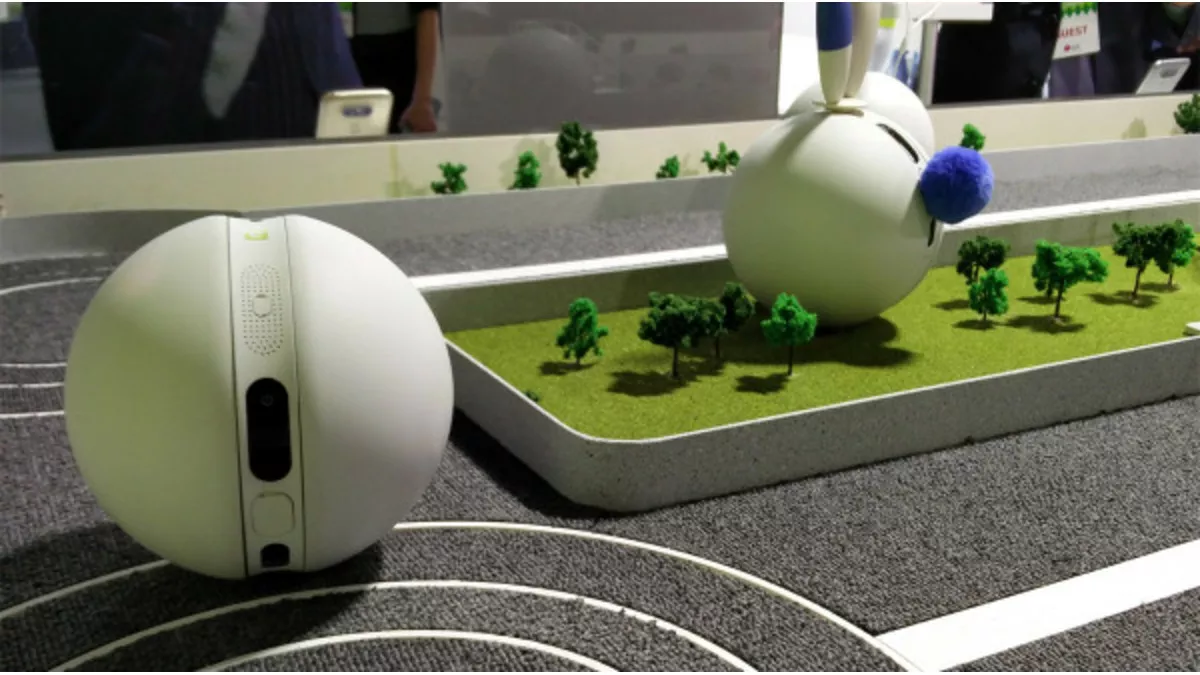 MWC 2016 : LG présente le Rolling Bot, un robot sphérique pilotable à ...