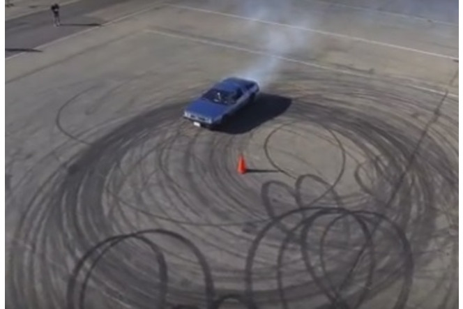 Marty : la DeLorean qui drifte en conduite autonome