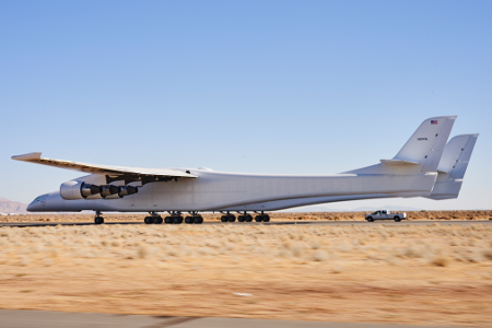 Stratolaunch : l'avion géant lanceur de fusées roule à 74 km/h