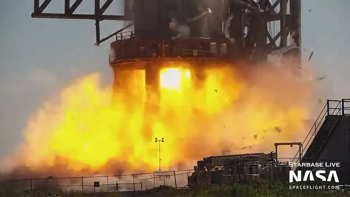 Starship : un booster Super Heavy prend feu lors d'un essai au sol