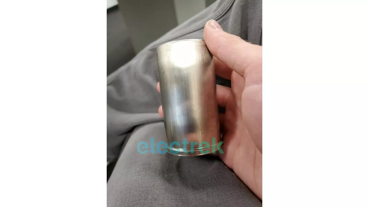 Tesla : les super batteries du projet Roadrunner se montrent avant le ...