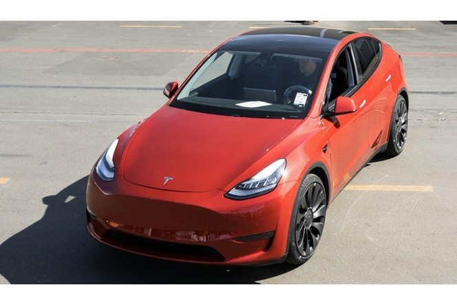 Tesla a toujours ce projet en tête avant de passer aux taxis autonomes