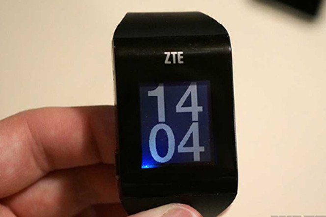CES 2014 : ZTE présente sa smartwatch et son Projector Hotspot